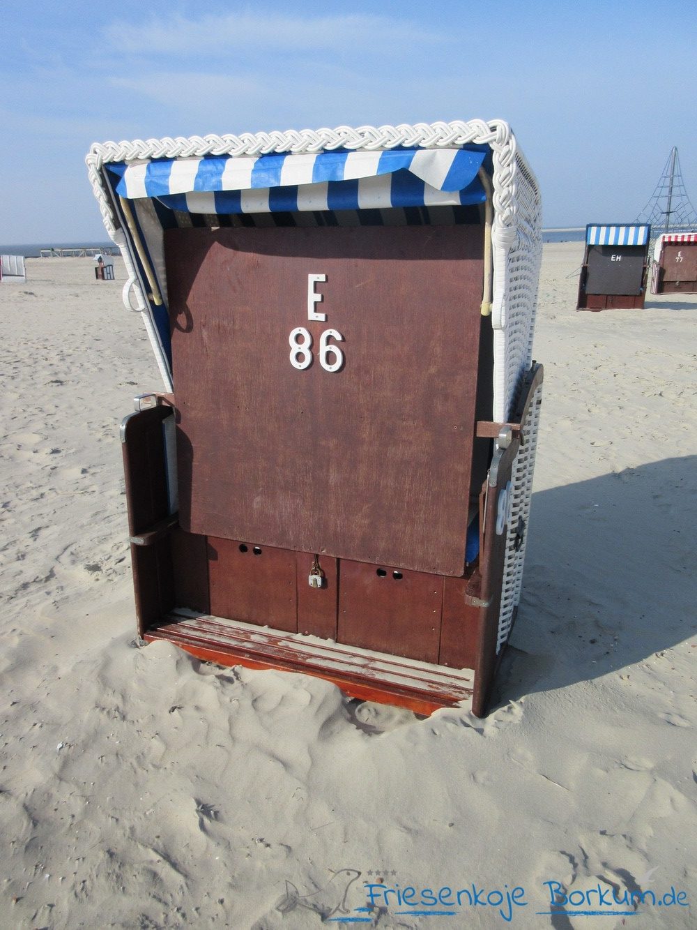 Angemieteter Strandkorb für die Saison am Strand – Friesenkoje Borkum